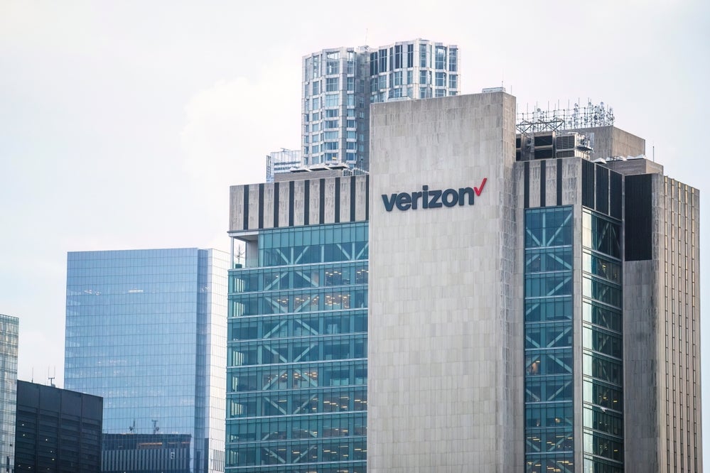 Verizon Outage Strands Thousands in SOS Mode as Customers Criticize ...